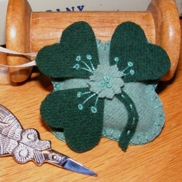 Pin Cushions for every occasion! Kits and patterns in Wool Applique and ...