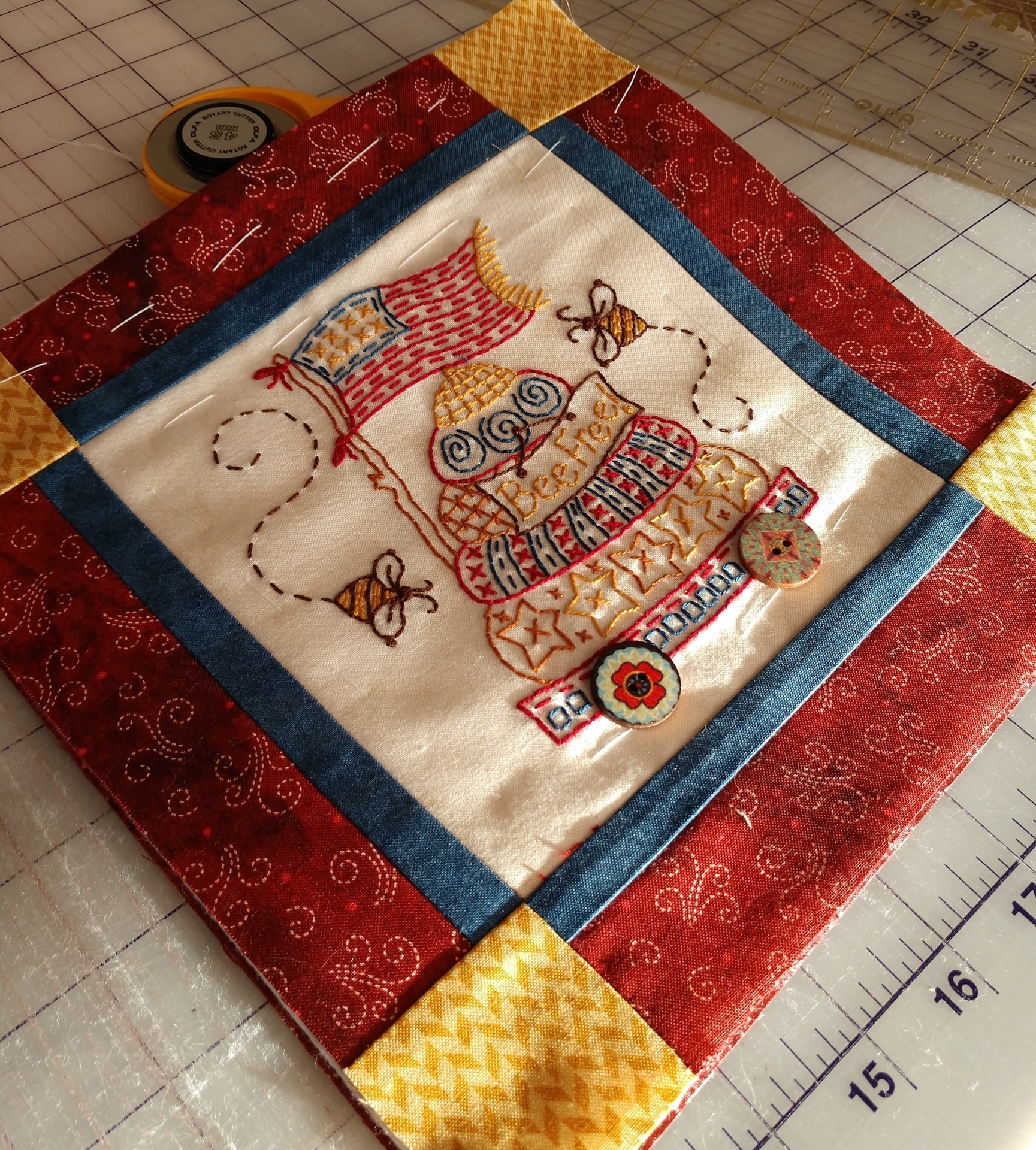 Bee Free Patriotic - Machine Embroidery Pattern - Download