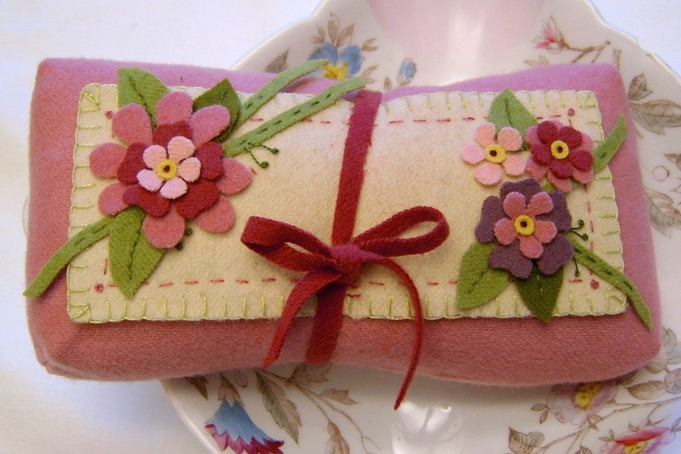Think PINK Sachet/Pin Cushion - Wool Applique Complete Kit